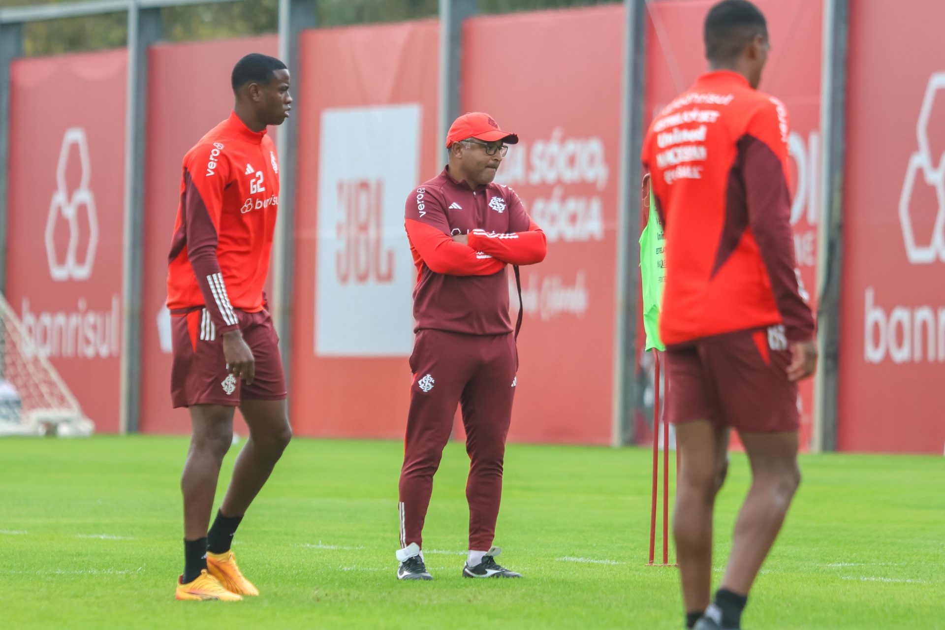 Internacional vive empasse com Lateral para 2025 " Roger pode ...