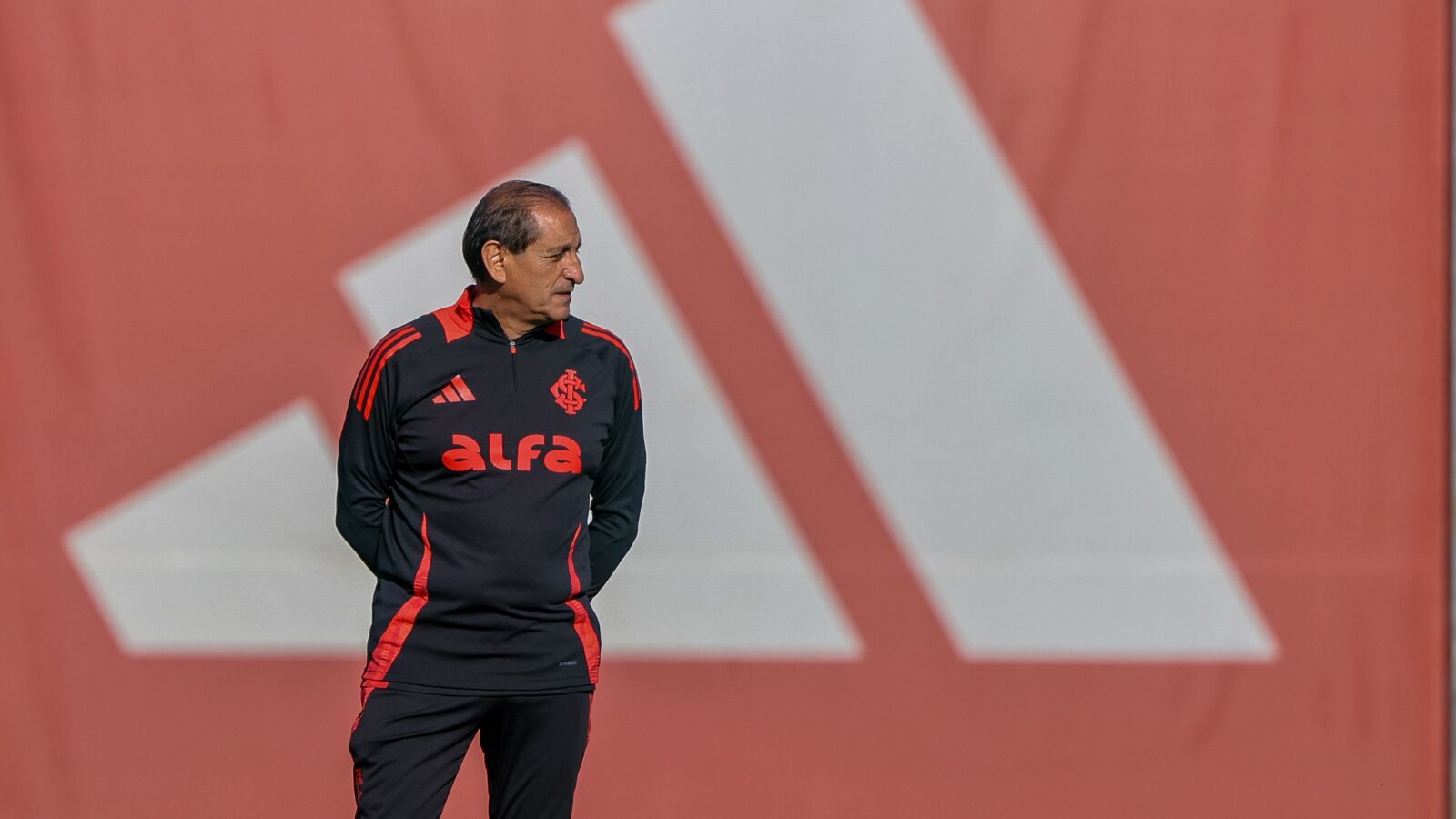 Internacional monitora jogador que é um velho conhecido do técnico ...