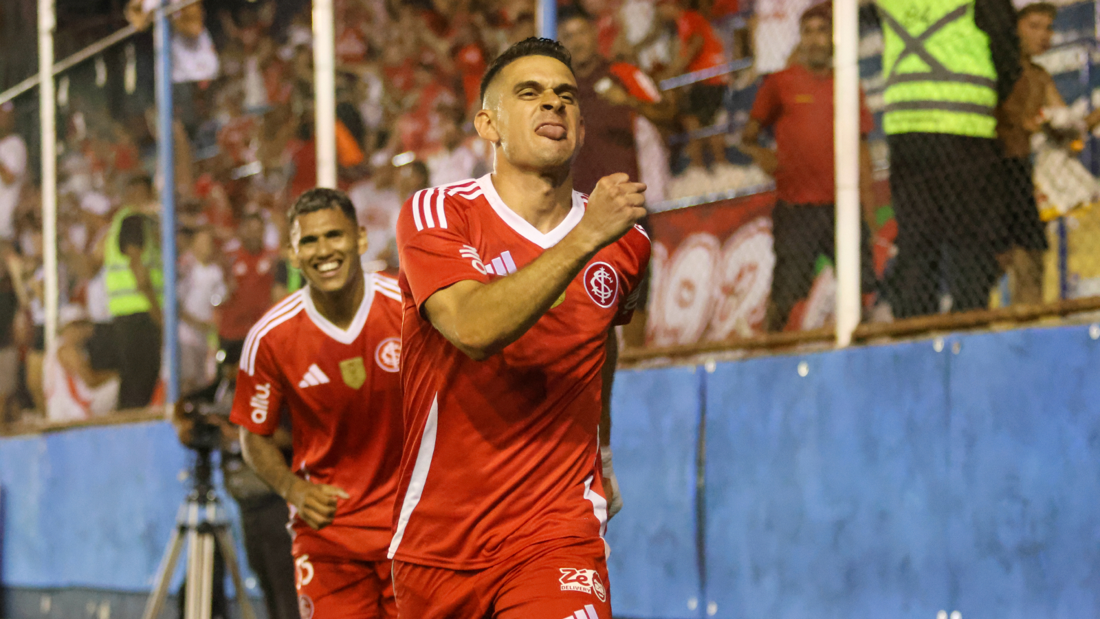 Atacante do Inter Borré se emociona e faz desabafo após marcar dois ...